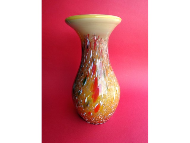 Raznobojna staklena vaza iz Češke iz 1930-ih