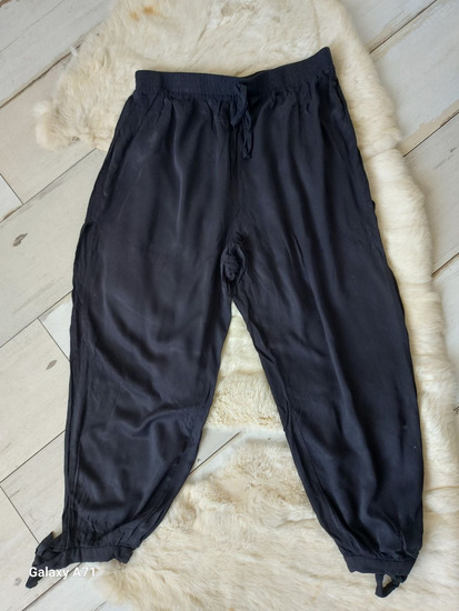 Crne pantalone 42