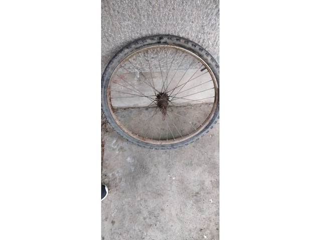 Bicikl zadnji tocak sa kontrom i ispucalom gumom 26 col