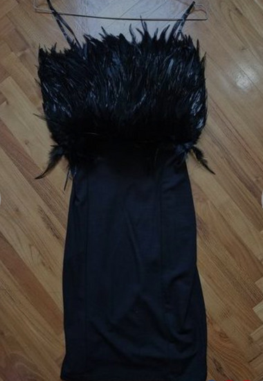 Top crna haljina sa perjem NOVA