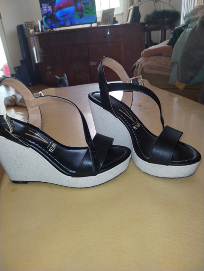 Sandale nove