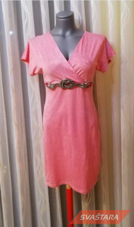 Roze haljina sa srebrnim lancem