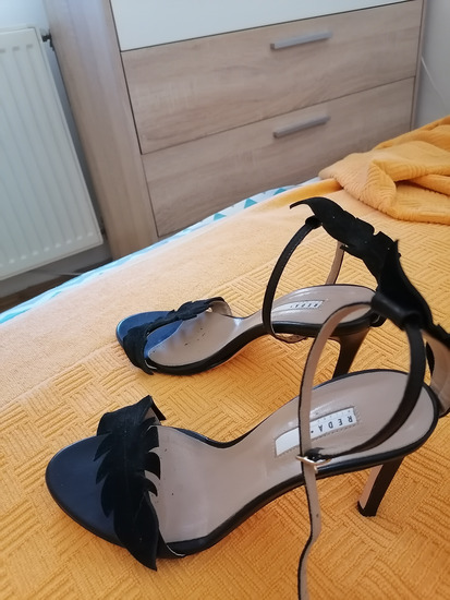 Crne elegantne i moderne sandale