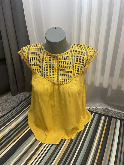 Prelepa H&M bluza sa vezom M SNIZENJE