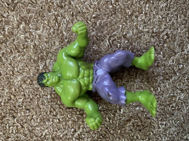 ne kinder figura Hulk