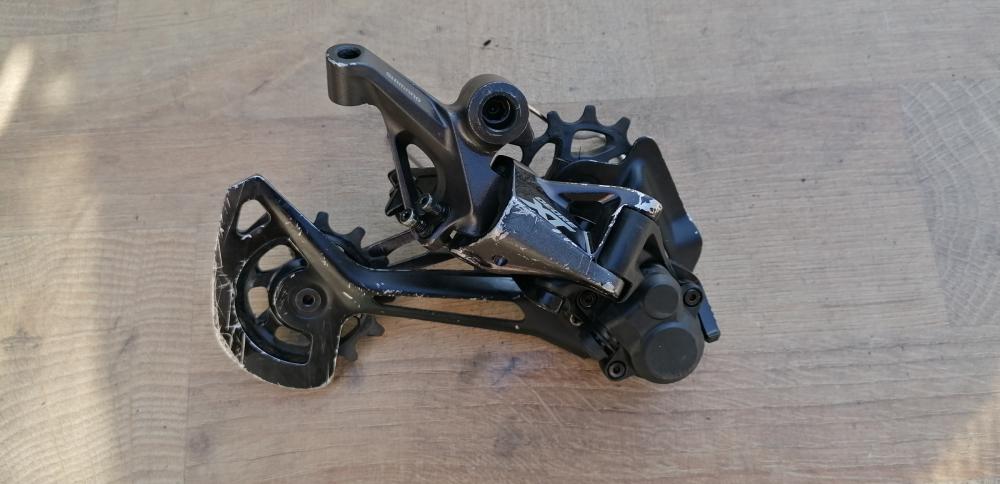 Zadnji menjač Shimano Deore XT RD-M8100 12s