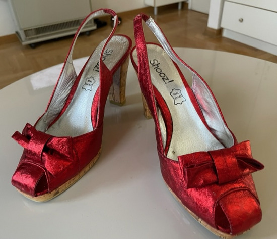 Crvene atraktivne sandale