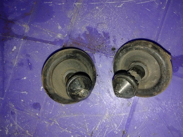 DRZACI ZA ZADNJA SEDISTA SKINUT SA OPEL KADETA SUZE