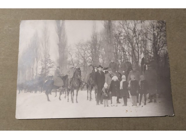 OFICIRI NA KONJIMA PORED DECE U ŠUMI PREDRATNA FOTOGRAF