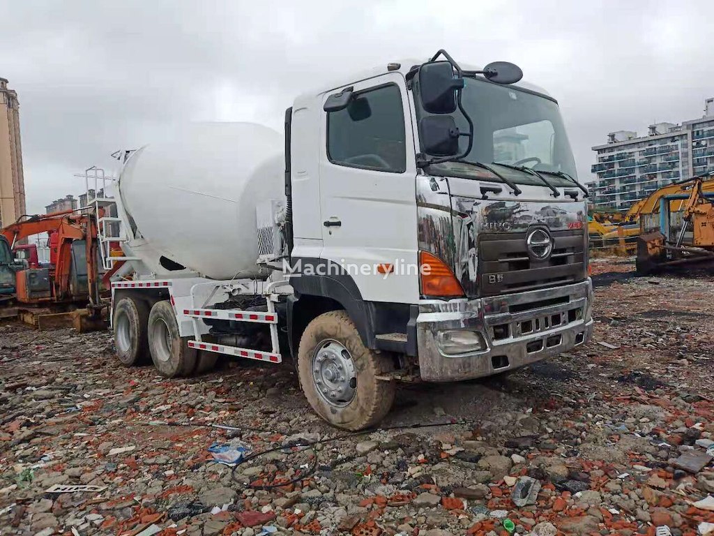 Hino 700 kamion s mešalicom za beton