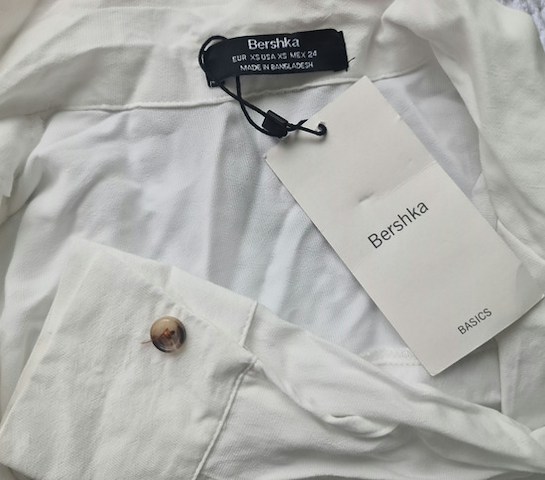 Bershka basic bela kosulja sa etiketom