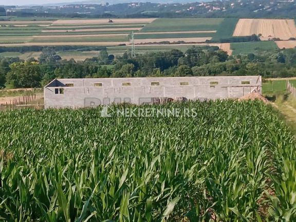 Poljoprivredno zemljište, Šljivovac kod Kragujevca – 4734 m2, započet objekat 30 m x 6,5 m