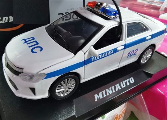 Toyota Camry Ruska policija - model skala 1.32