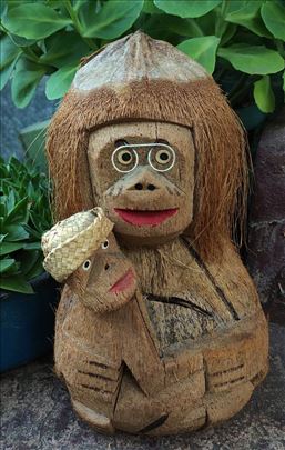 Figura izrezbarena u kokosovom orahu - ručni rad
