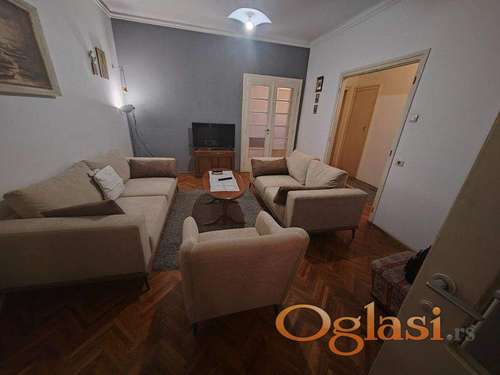 ODLIČAN SALONSKI STAN U CENTRU GRADA!