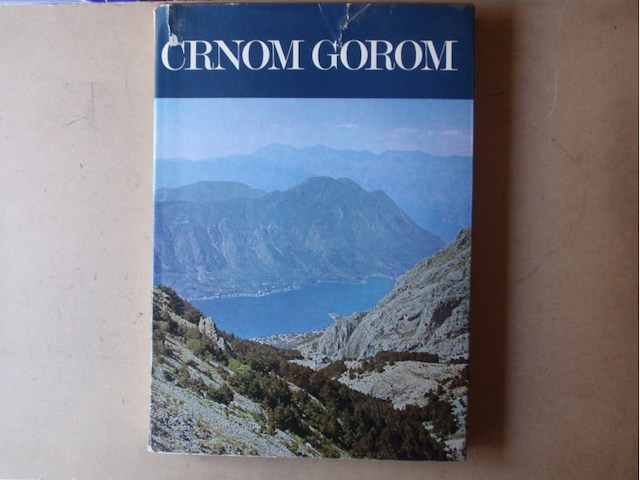 CRNOM GOROM - Monografija
