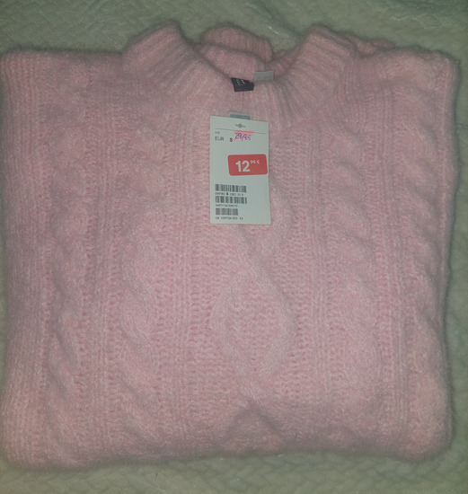 Nov džemper sa etiketom
