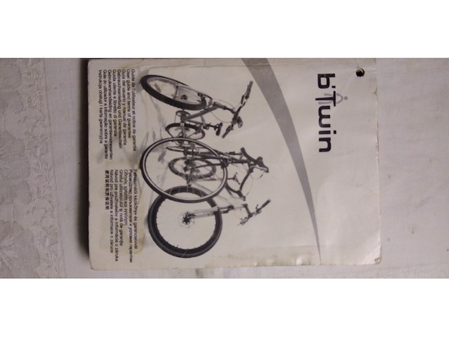 Knjiga:B`Twin Bicikl 19,5 cm.339 str.na 15 jezika,ocuva
