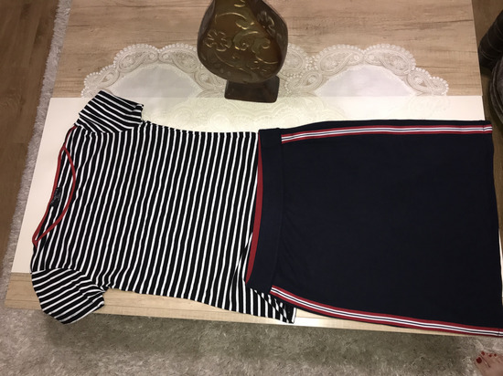 Majica i suknja u kompletu