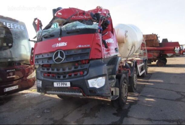Mercedes-Benz Actros kamion s mešalicom za beton nakon udesa