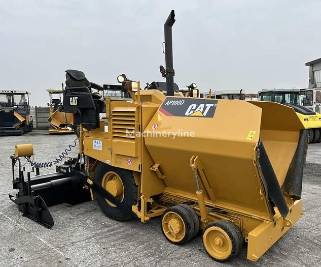 Caterpillar AP 300 D asfaltni finišer točkaš