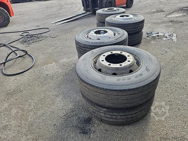 2014 BRIDGETONE AND OTHERS 8 USED TRAILER TIRES SIZE 265/70 R19.5 WITH FELNE
BRIDGETONE AND OTHERS 8 USED TRAILER TIRES SIZE 265/70 R19.5 WITH RIM