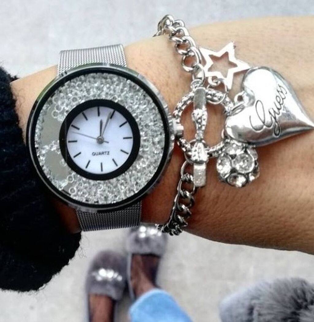 Divan sat u srebrnoj boji, sa kristalima u kućištu. Materijal je