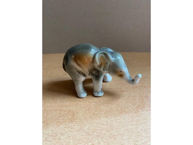 Royal Dux-figurica slona