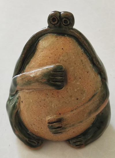 Stilizovana Zaba od terakote i keramike