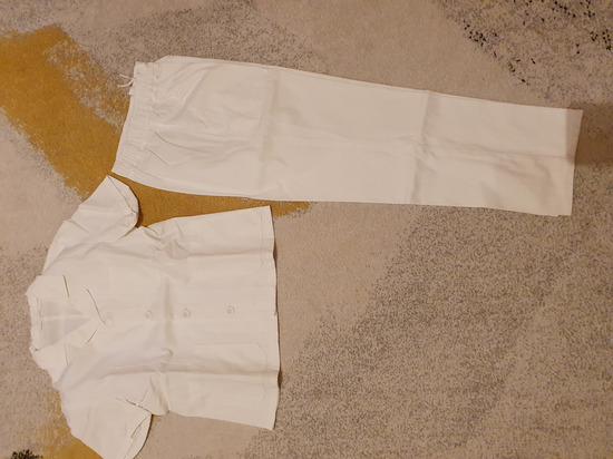 Bela uniforma ženska bluza i pantalone