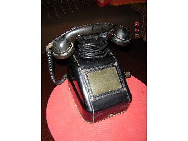 PRVI ISKRIN TELEFON - IT-1 72-3 godine star