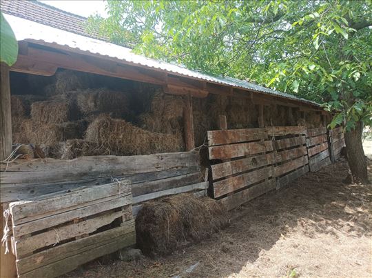 Prodajem livadsko balirano seno