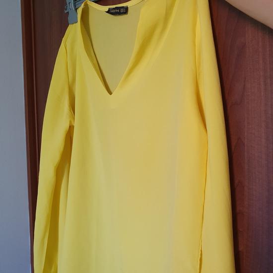Elegatna žuta bluza jednostavnog kroja