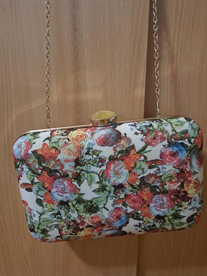 Elegantna cvetna torbica sa zlatnim detaljima