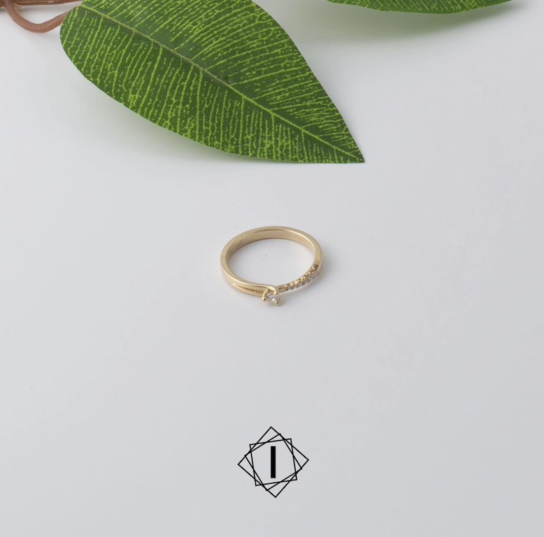 Zlatni prsten sa brilijantom