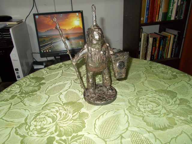 Vitez -  stara masivna , metalna figura visine  23 cm