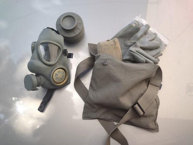 Komplet maska ,torbica sa kabanicom i rukavicama