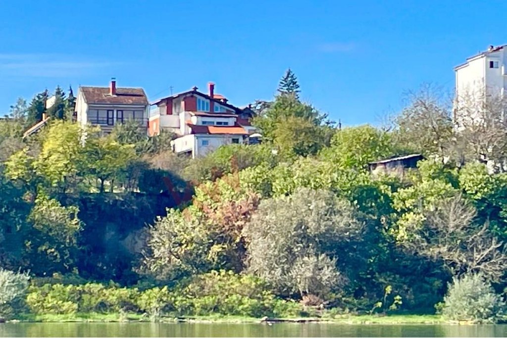 Kuća na najboljoj lokaciji u Banovcima sa pogledom na Dunav