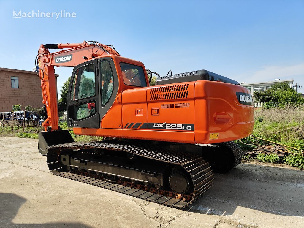 Doosan DX225 bager guseničar