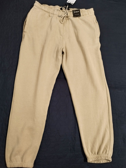 Pantalone sa etiketom