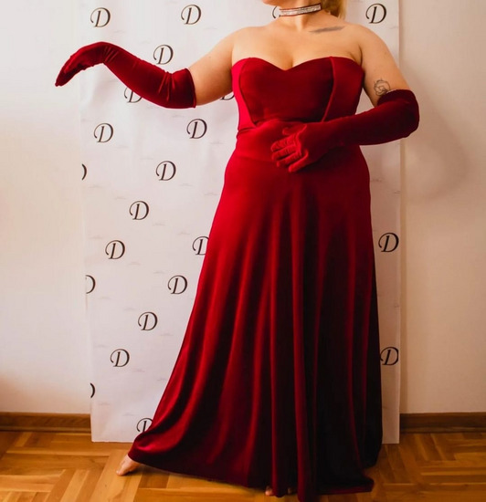 Duga crvena svečana haljina za punije dame