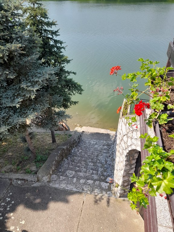 Srebrno jezero – Smeštaj na obali