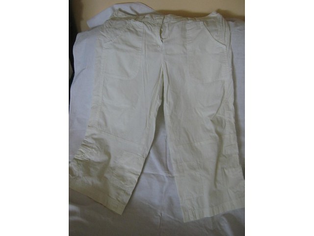 bele tričetvrt pantalone