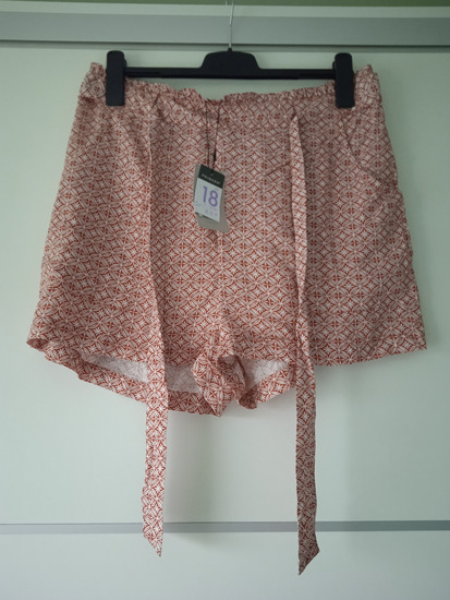 PRIMARK nov šorts UK18EUR46