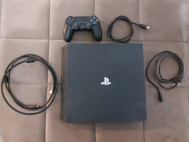 Sony PlayStation 4 Pro 1TB Kompletna sa Kutijom