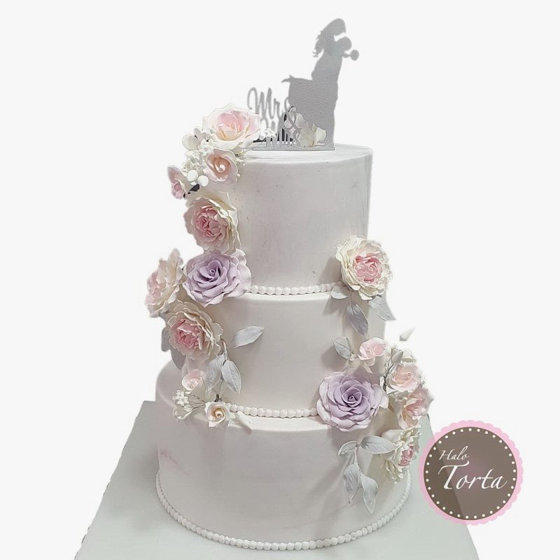 Svadbena torta sa pastelnim cvećem i toperom