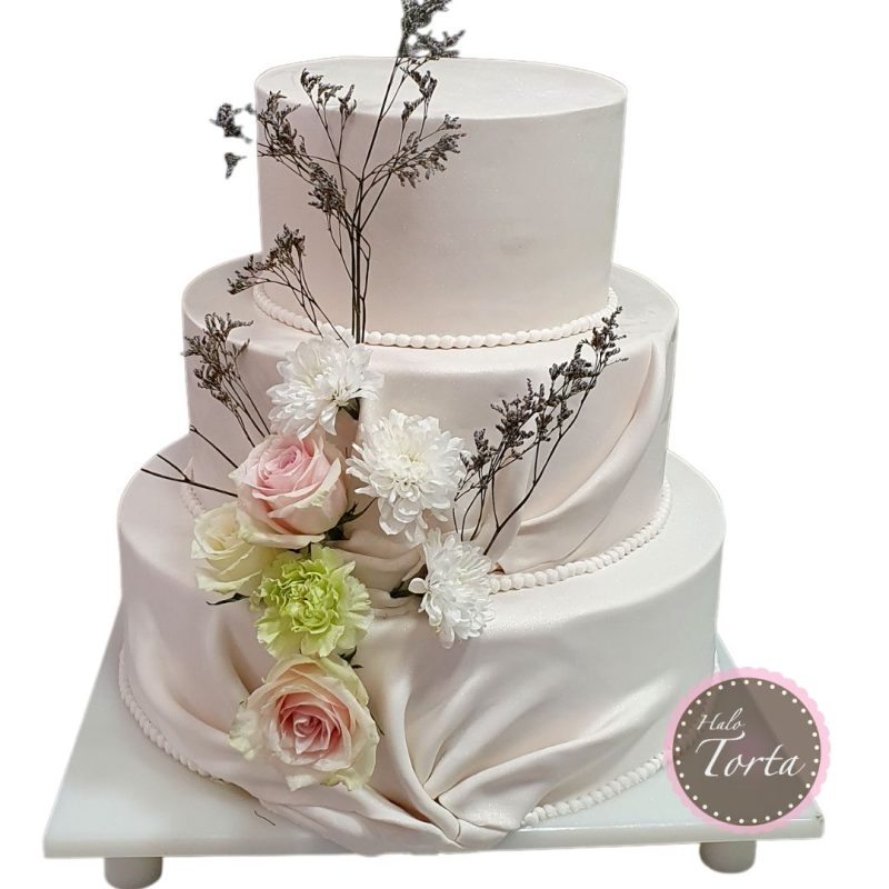 Svadbena torta sa draperom i ružama
