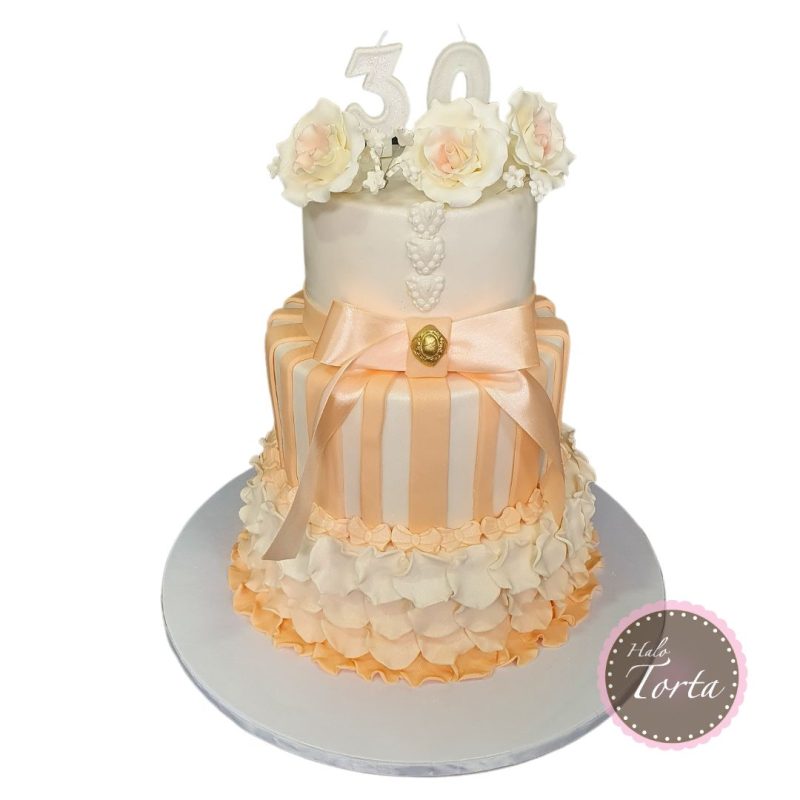 Svečana torta sa laticama, mašnom i ružama