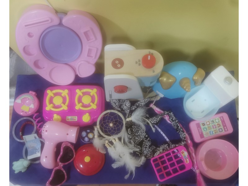 Gomila raznih igračaka za dovojčice