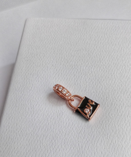 Pandora privezak rose gold Love katanac